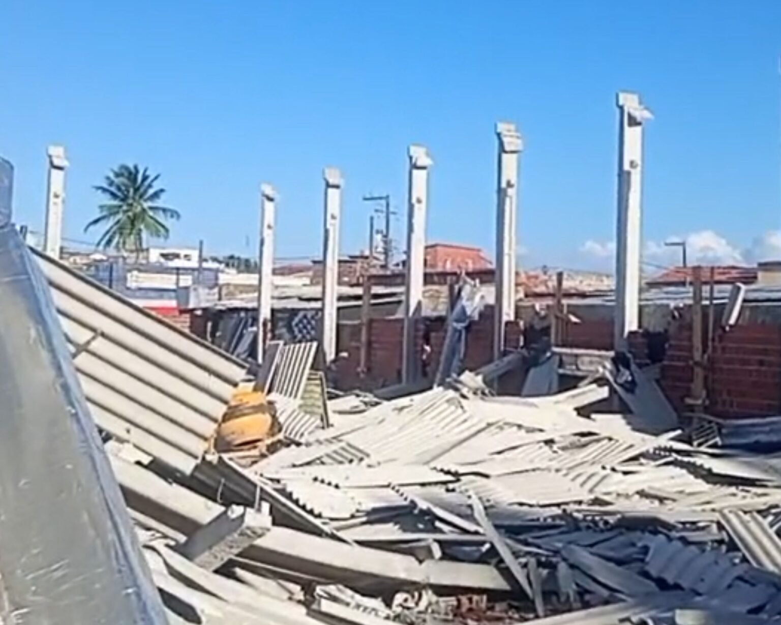 Galpão desaba na Zona Norte de Natal